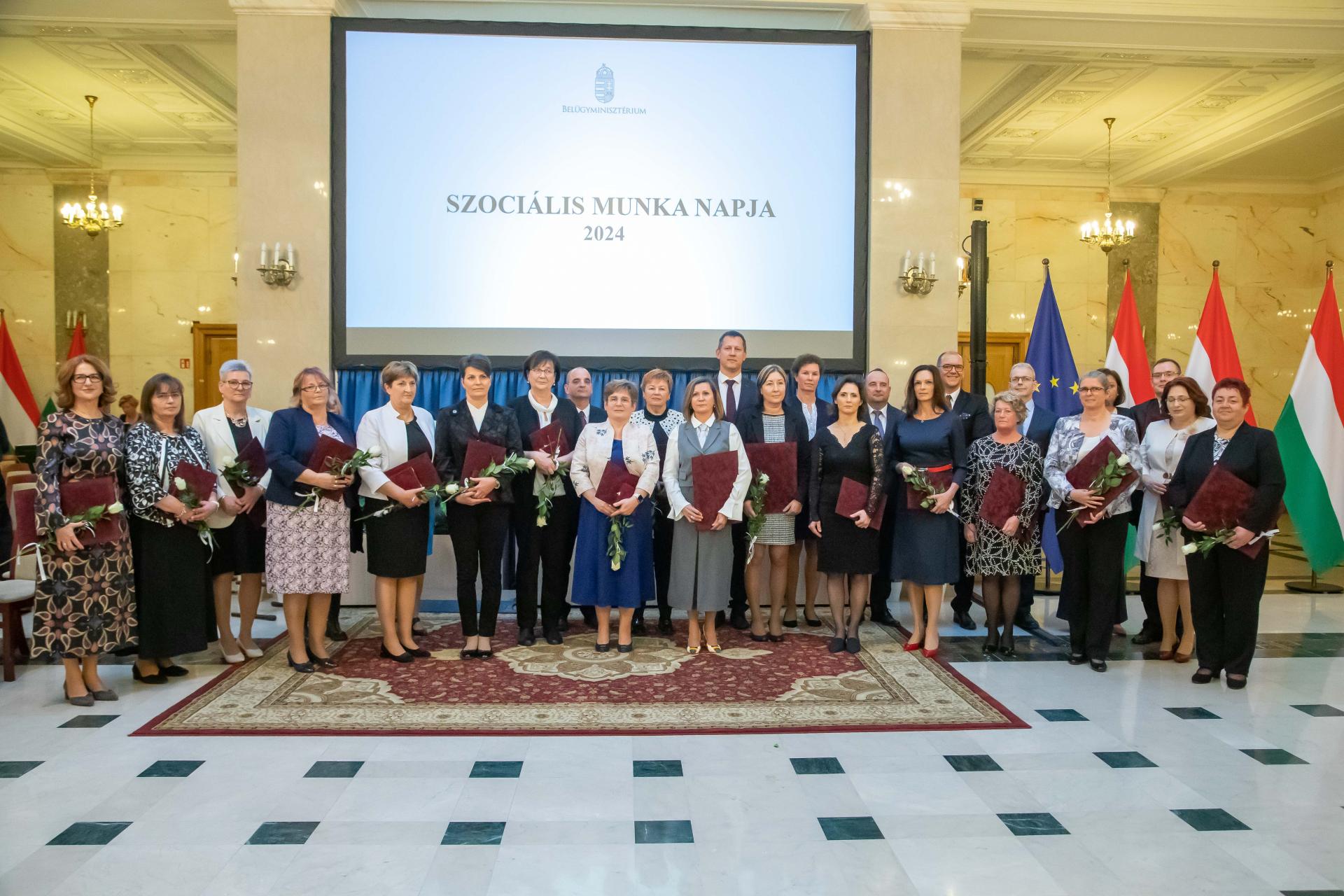 Székesfehérvár Városportál - Pro Caritate-díjat vehetett át Mészáros ...